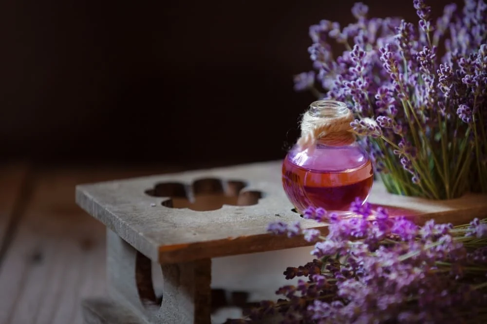Uleiul de lavanda - beneficii, proprietati si contraindicatii | Dr. Max ...